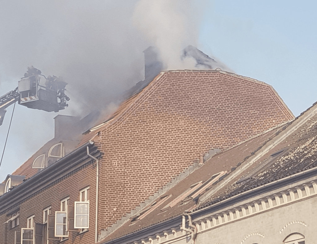 Voldsom brand i etageejendom - flere beboere evakueret - Nyhed24.dk