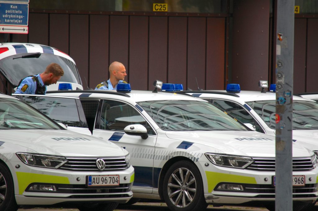 17-årig sigtet for vold mod politibetjent - Nyhed24.dk