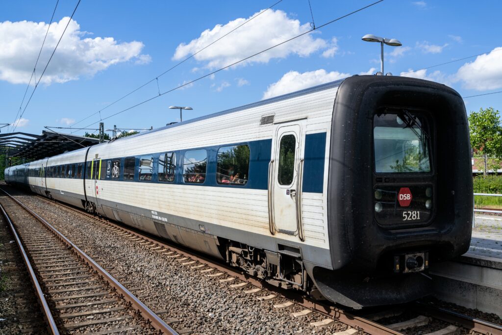 LIGE NU: Tog kørt af sporet - Nyhed24.dk